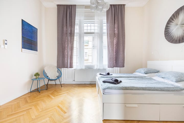 Historic Jewish Quarter - 2br, Ac & Balcony - Budapest