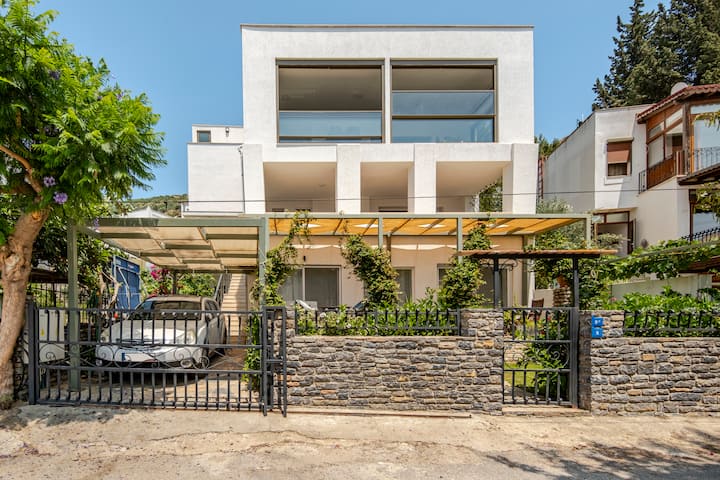 Central Seaview Flat, 7 Min. Beach, Wifi, Garage - Bodrum