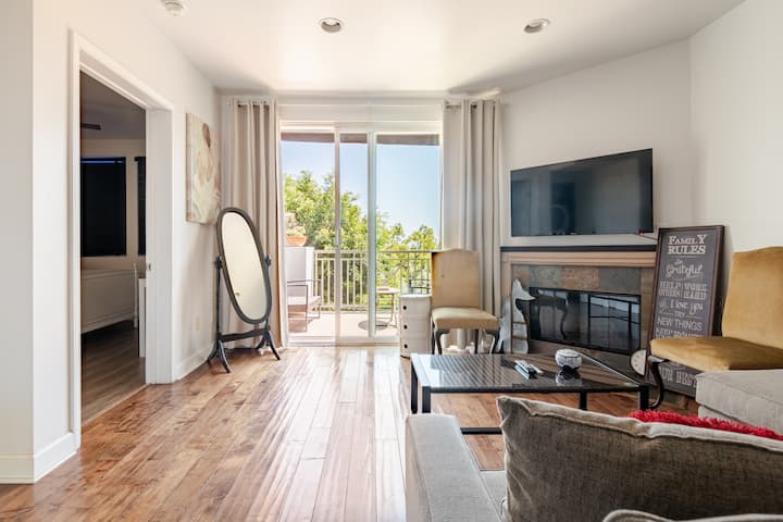 Luxe Hollywood Condo – Pet-friendly, Parking & W/d - Los Ángeles, CA