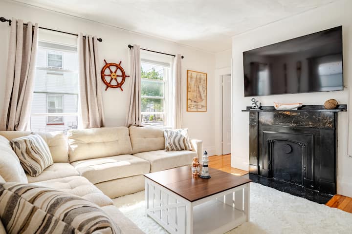 Witch City Retreat In Downtown Salem W/ Tiki Bar - Salem, MA