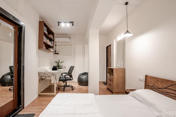 Bandra’s Cozy Studio With Sitout - Mumbai