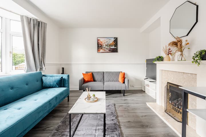 Spacious Family Home With Garden & Free Parking - Altrincham