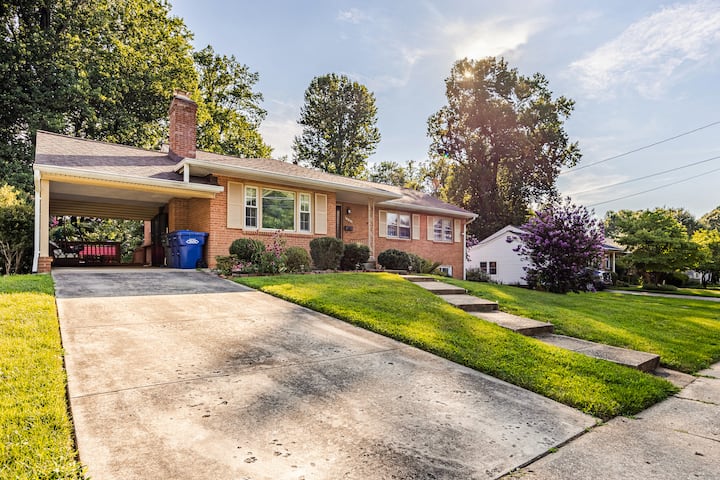 Charming 3br | Dc | Parking, Wi-fi & Peaceful Yard - Fairfax, VA