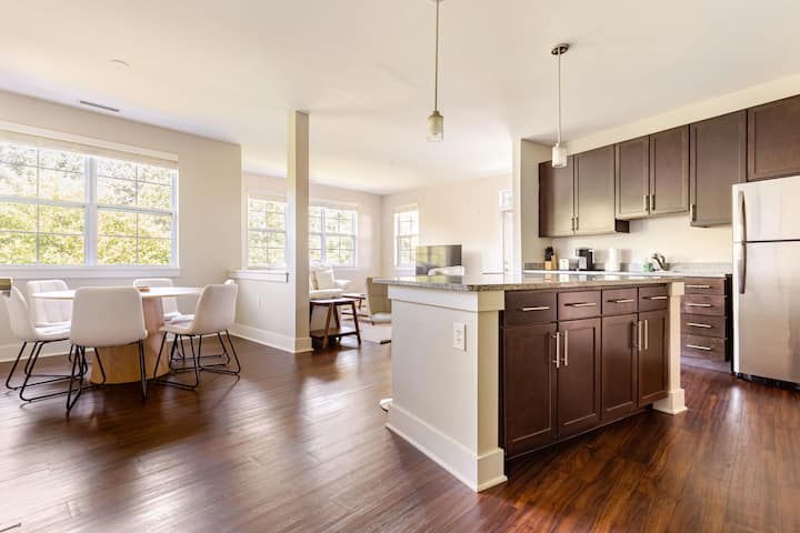 Spacious 3br Riverside Apt W/ Pool - Indianapolis, IN