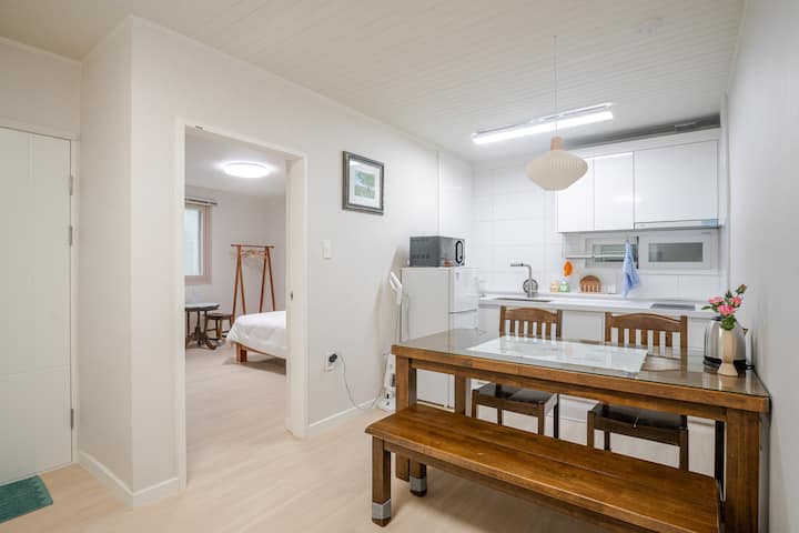 8인/부산역도보 8분/짐보관/방2거실1/킹침대1 퀸침대2/넷플릭스 유튜브 - Busan