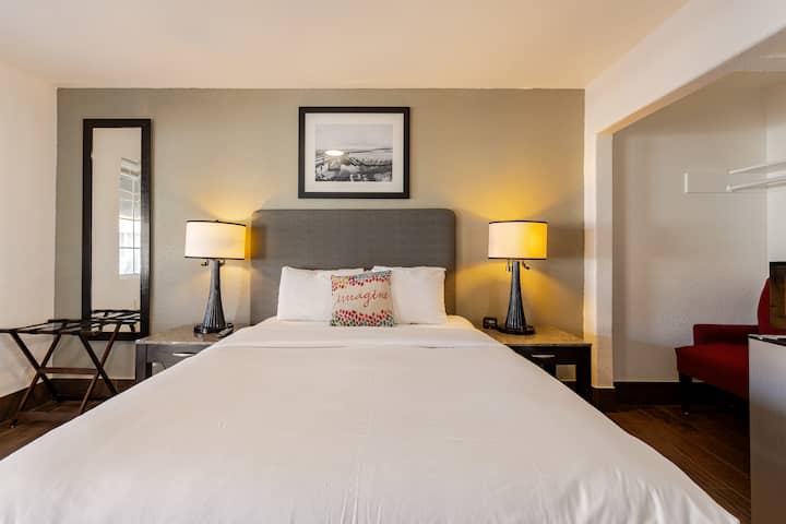 Private 1 Queen Bed Room In Gilroy - Gilroy, CA