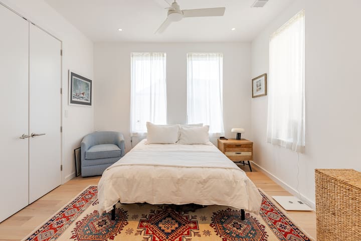 Colonial Lake Condo: Luxury Apartment W/parking - Charleston, SC