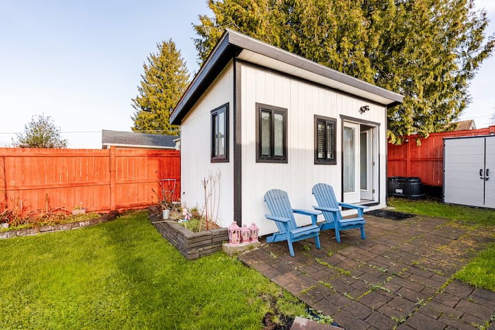 Stunning Historical Hill Hideout - Lake Sammamish State Park, Issaquah