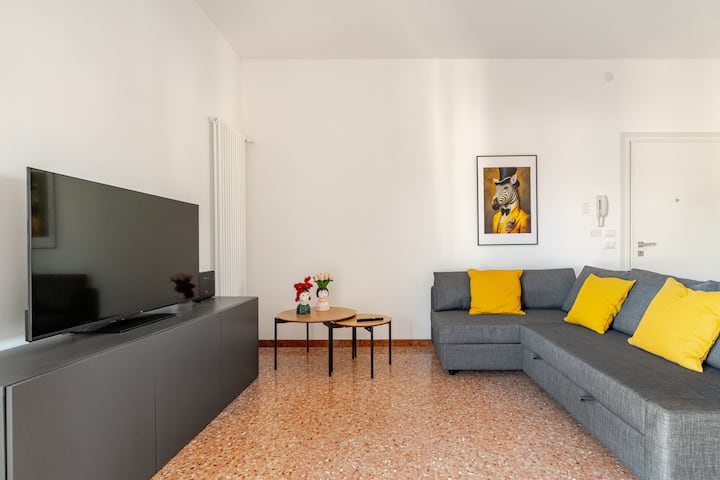 Golden House Venice Yellow - Mirano - イタリア ミラ