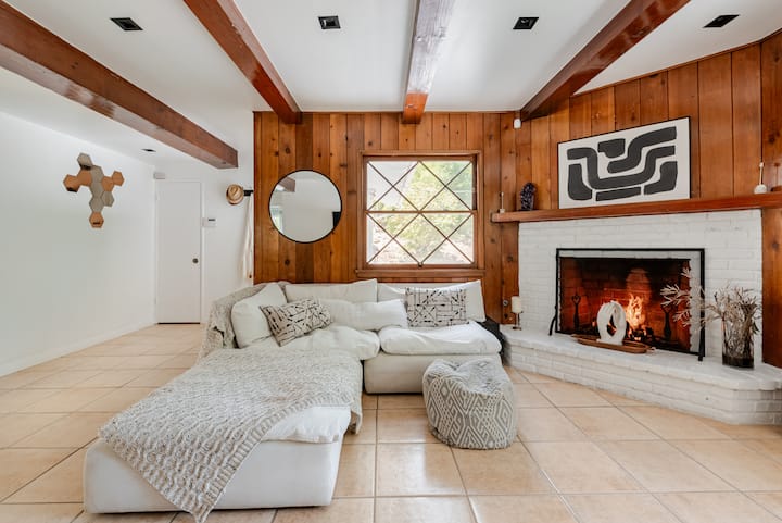 Beverly Hills Home W/backyard Entertainment Space - Beverly Hills, CA