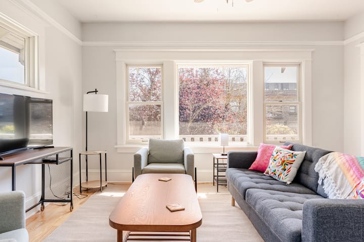 Bright & Airy Penthouse - Portland, OR