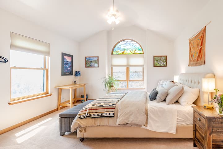Warm & Comfy Home To
Meditate, Recreate, Hibernate - Nederland, CO