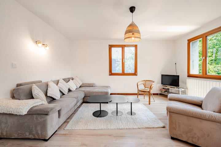 Four Seasons Apartment Ski Access & Mountain Views - Cluses