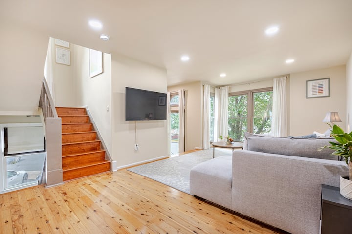 Private Downtown Herndon Escape | Full Amenities - Herndon