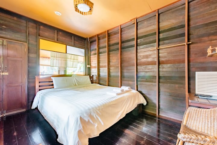 Fahsai Homestay Cozy Wooden Antique House, Brt - Tailandia