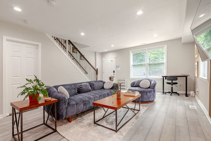 Stylish 3br Townhouse W/ Backyard,and Easy Parking - Washington, D.C., DC