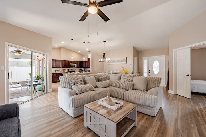 Relaxing Stay With Private Pool/ Near Orlando - Deltona, FL