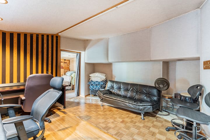 Podcaster Paradise - Oakland, CA