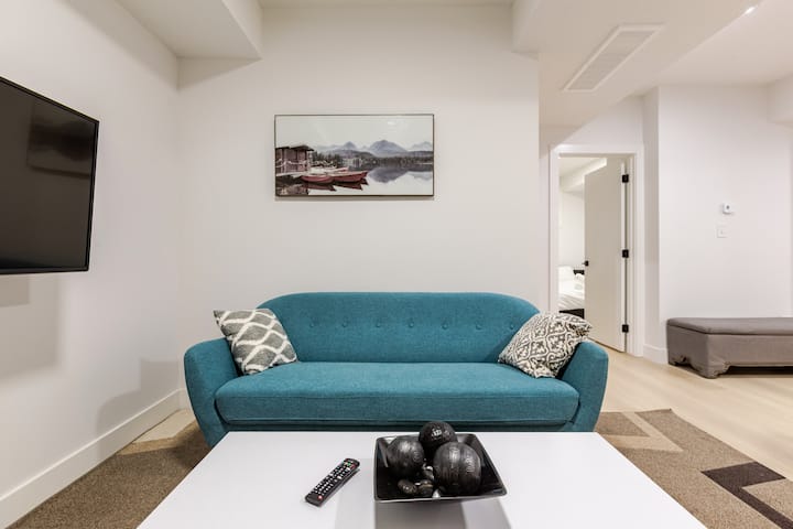 Cozy, Classy 2 Bedrm Private Suite|netflix+parking - Edmonton