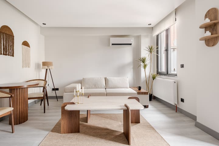 #12 Chic Central King Suite /
70m2 / Full Of Light - Istanbul