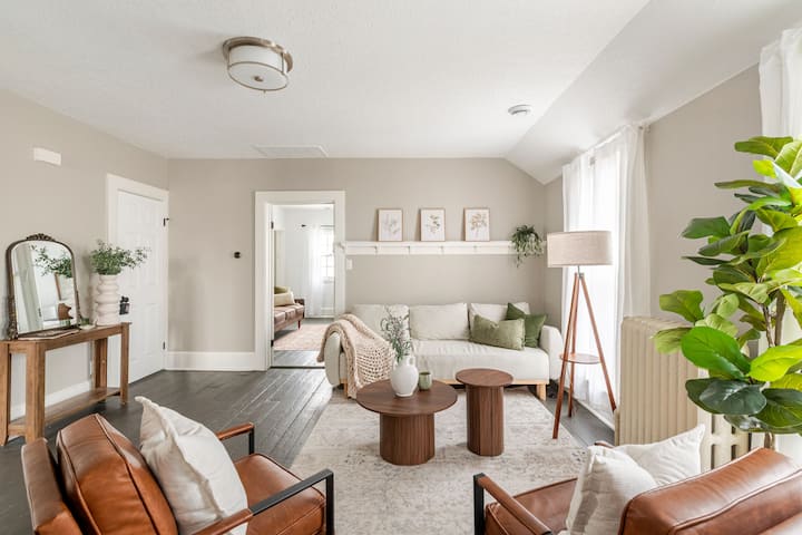 Washington Suite | Downtown Cedarburg|main St View - Grafton, WI