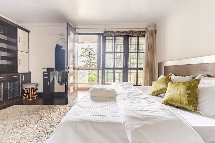 Whispering Pines | 3 Bhk | Mall Road | Jacuzzi - 