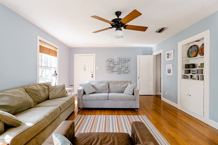 Sunny Room In Peaceful Central Austin House - Austin, TX