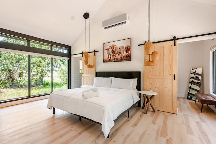 Relaxing Ranch, Friendly Animals, Modern Stay - Cedar Creek, TX