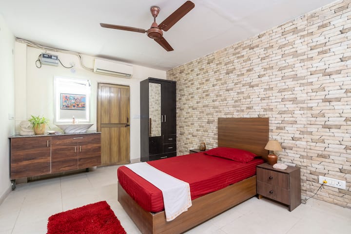 Hauz Khas Long-stay | Superhost, Desk, Breakfast - New Delhi