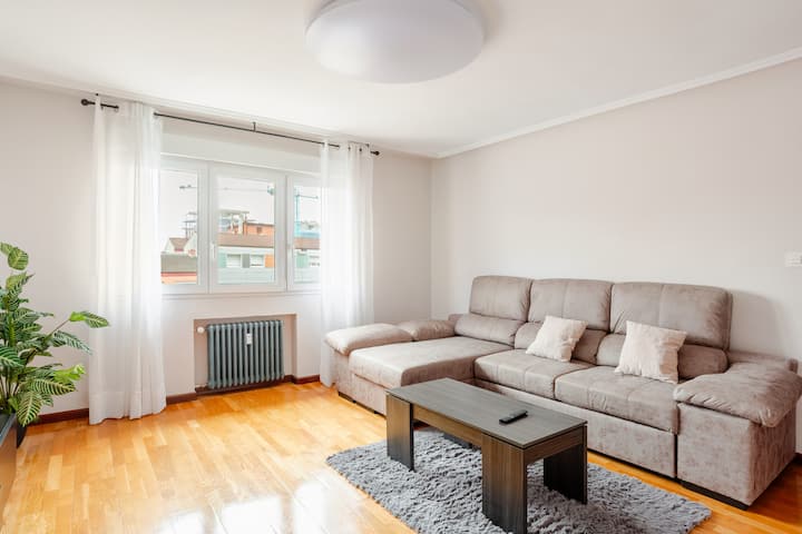 Amplio Y Céntrico Piso En Gijón. - Gijón