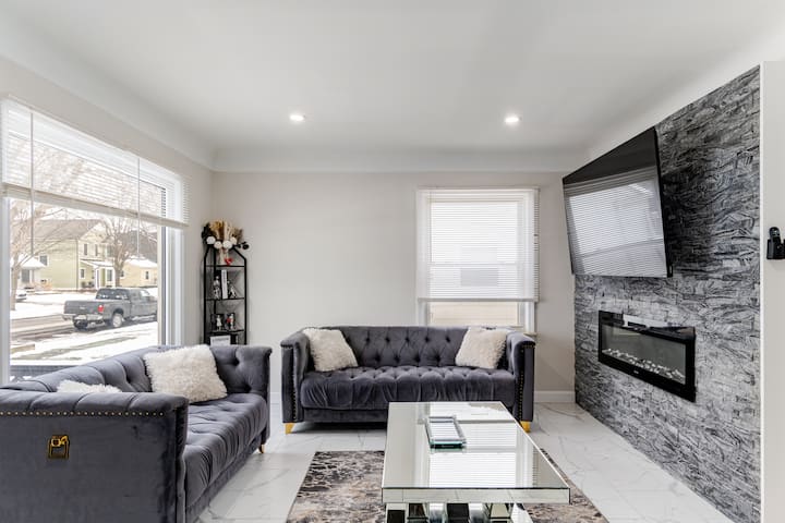 Luxury House 3br
Downtown Birmingham - Troy, MI
