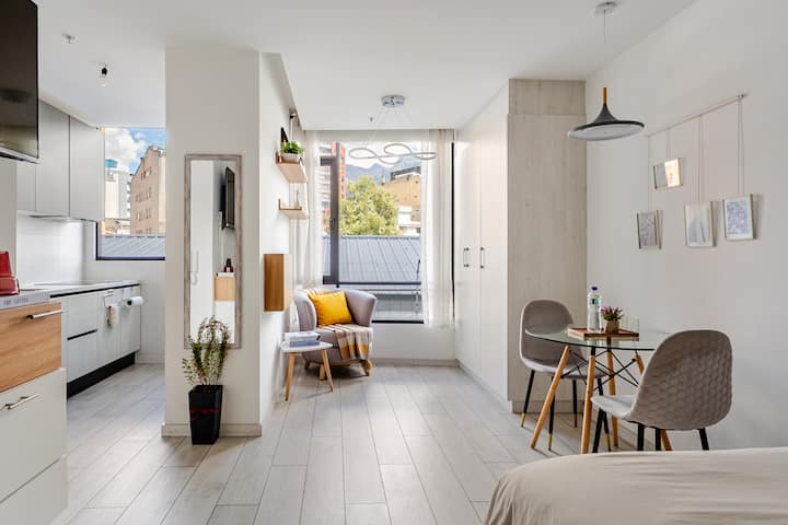 Estudio Moderno Y Cómodo | Excelente Ubicación - Quito