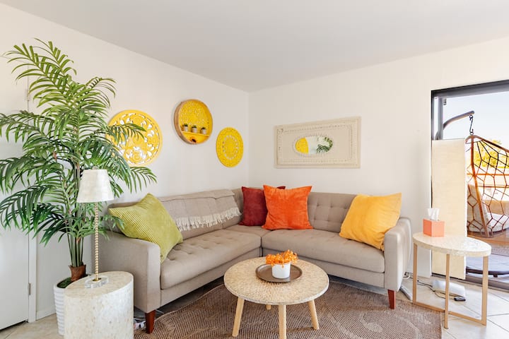 Big Beautiful Bed, Balcony And View - Palm Springs