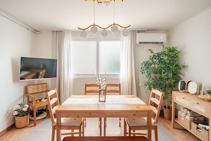 [201] 홍대입구역3분, 방3개 , 침대4개, 화장실 1, 편의점 10초, 프리미엄숙소 - South Korea