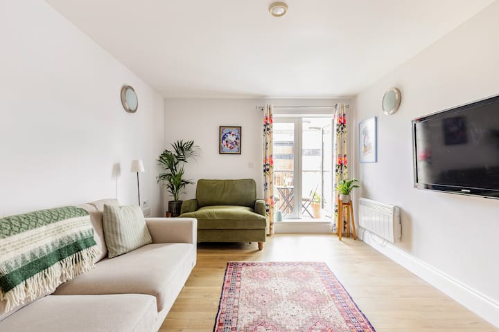 Shoreditch Chic Sanctuary | 2br + Balcony - London