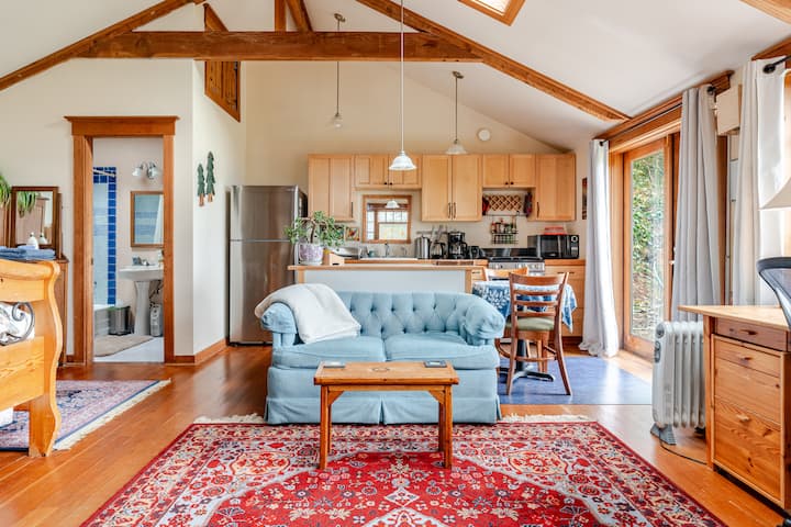 Charming Sea Bluff Cottage With Sound View - Vashon, WA