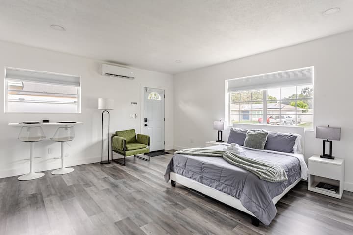 Charming Studio Getaway | Spa & Bbq Near Busch Gdn - Tampa, FL