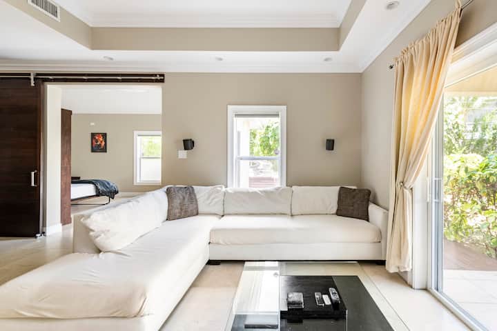 Modern Townhome Steps From The Beach - Cayman Islands