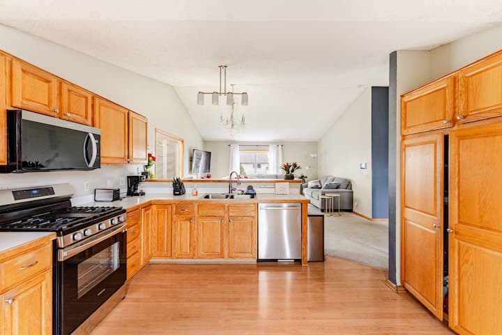 Spacious Home With Indoor Jacuzzi - Rosemount, Mm - Apple Valley, MN