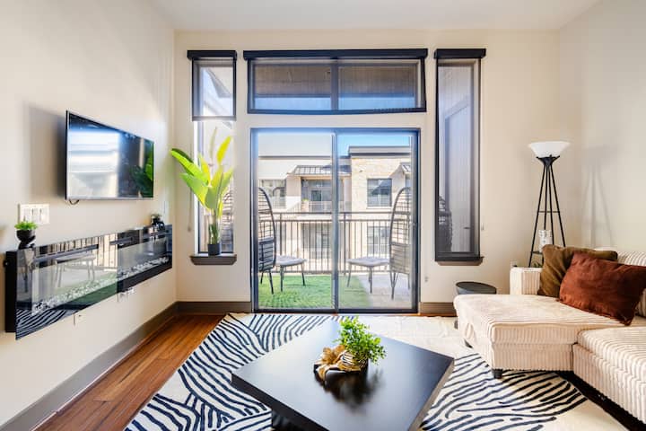 Galleria King Luxe • Walk To Mall • Pool View - Houston, TX