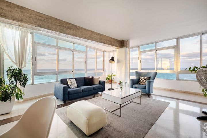 Oceanfront Luxury Apartment — Iconic Malecon Views - Cuba