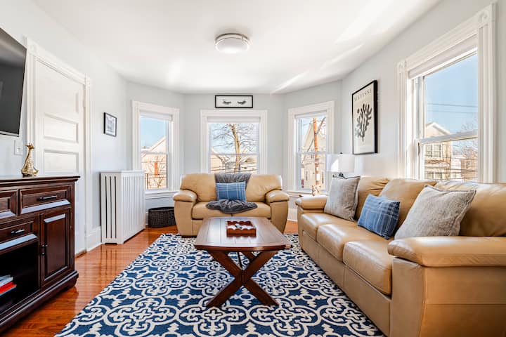 New Top Floor Spotless Waltham Condo Walk To Shops - Wellesley, MA