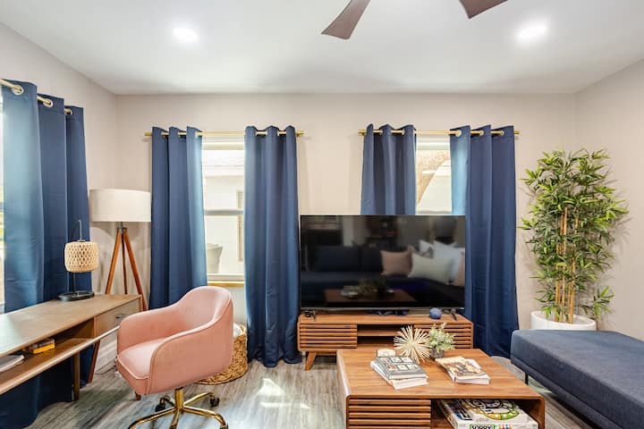 Steps From Downtown & Trail • Near Beaches - Dunedin, FL