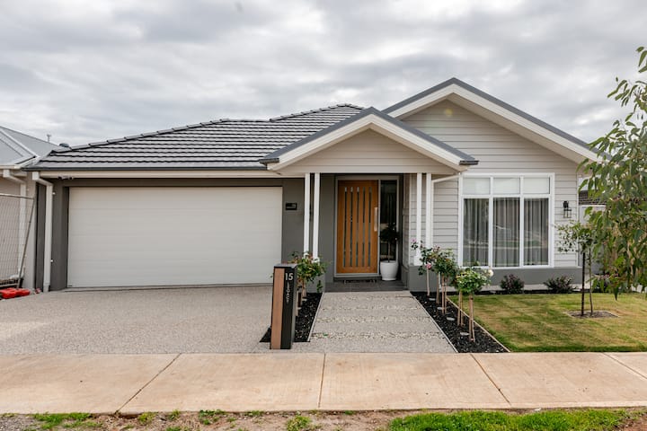 Luxury Sunbury Retreat - Sunbury