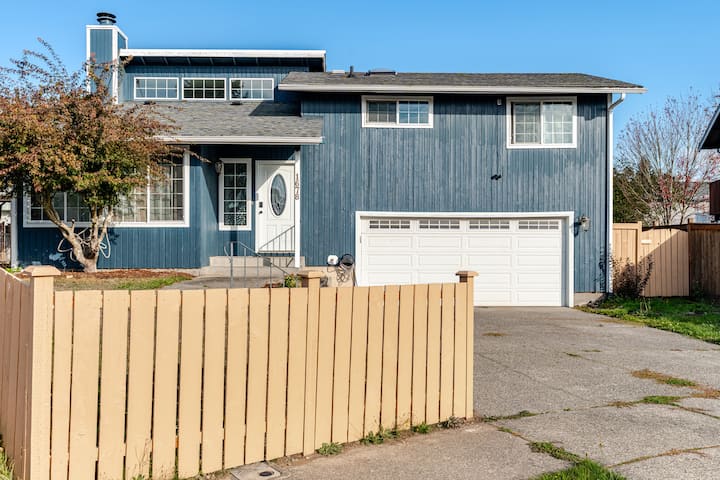 Remodeled Tacoma 3br/2ba Home • Entertainment Room - Tacoma, WA