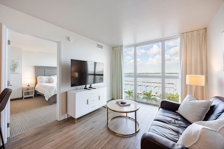 Elevated Hideaway In The Heart Of Downtown - Fort Myers, FL