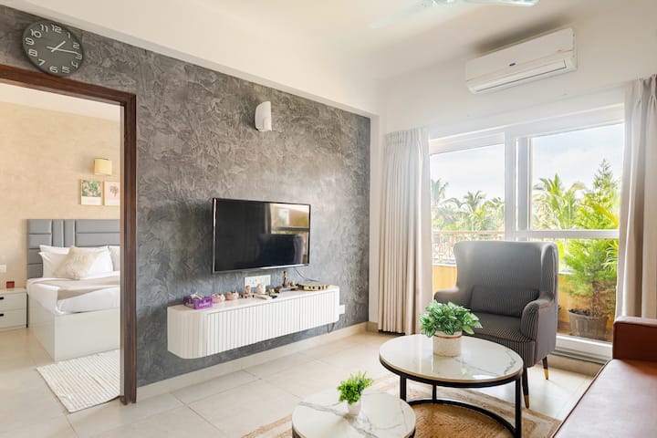 Luxury 1bhk Candolim | Beach Walk, Pool & Balcony - India