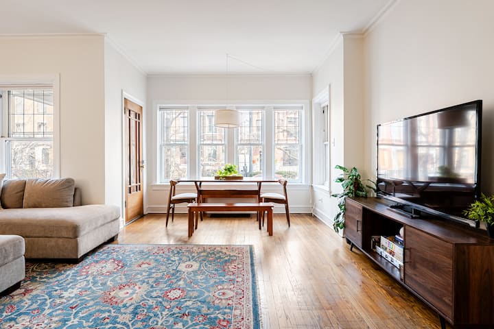 Cozy Bungalow Steps To Wrigley - Parking Included! - Chicago, IL