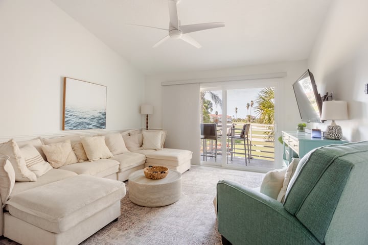 Isla Del Sol Retreat | Pool + Hot Tub | Near Beach - St. Petersburg, FL