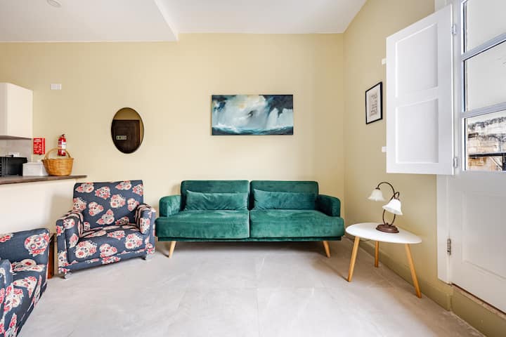 Valletta Is 5 Minute Ferry Ride Away - Sliema Apt - La Valeta
